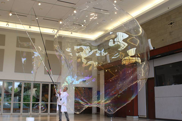 Guinness World Record: Most people blowing soap bubbles